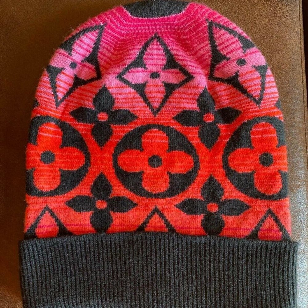 Louis Vuittons Monogram Sunset Red Hat - Gem